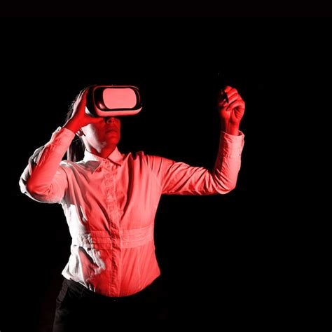 Vr 안경을 쓰고 펜으로 중요한 메시지를 쓰는 여성 가상 현실 안경을 쓰고 중요한 정보를 보여주는 사업가 프리미엄 사진