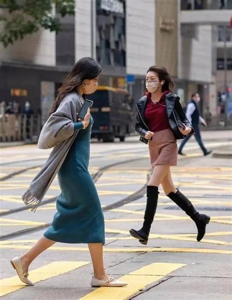 去了香港才发现，满街都是“裙不上膝、鞋不带跟”，却个个洋气又时髦平底鞋时尚女生