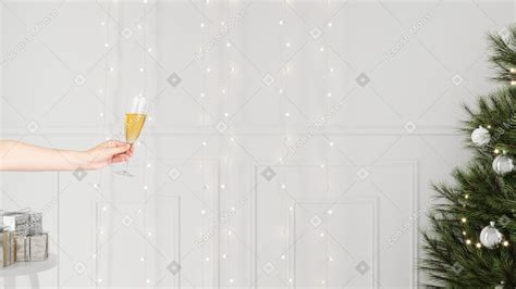 크리스마스 불빛을 배경으로 샴페인 잔을 들고 있는 손 사진
