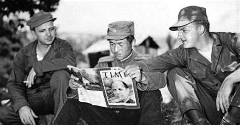 1951년 개성서 예비 휴전회담중 타임지 보는 북한군