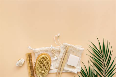 친환경 욕실 액세서리 대나무 칫솔 대나무 이어 스틱 유기농 비누 베이지 색 배경에 재사용 가능한 면 가방 제로 폐기물 개념 무폐기물 라이프스타일 0명에 대한 스톡 사진 및