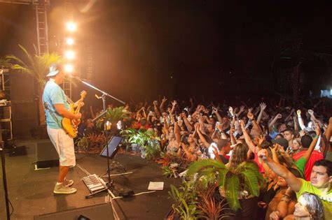 Durval Lelys fez três horas de show na Baladinha da Praia