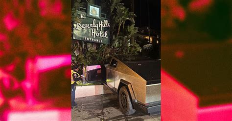 Cybertruck Crashes Entire Wheel Ripped Off