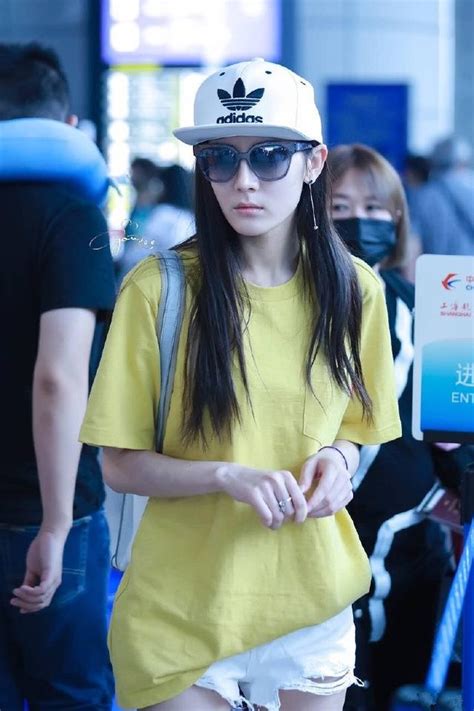 絕色氣質白皙美女迪麗熱巴 長腿短褲配運動鞋真好看 每日頭條