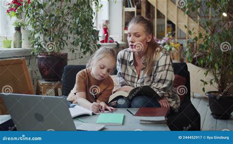 Madre Soltera Y Su Hija Se Comunican Con El Profesor En Internet