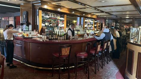 How To Get Into San Franciscos Notoriously Booked House Of Prime Rib