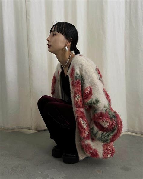 黒石奈央子さんのインスタグラム写真 黒石奈央子instagram「先行予約人気の大胆なお花カーディガン。 裏地がついてるので保温性も