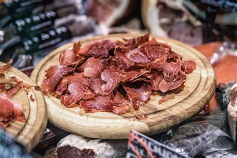 식욕을 돋우는 맥주 스낵은 전통적인 아르메니아 말린 고기 인 바스 투르 마 입니다 닭고기에 대한 스톡 사진 및 기타 이미지