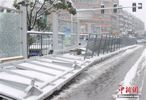 安徽合肥一公交站台被大雪压倒 龙岗新闻网
