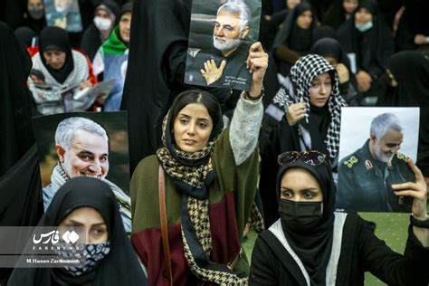 زنانی با حجاب و روسری عجیب در مراسم سردار سلیمانی عکس‌ها خبرآنلاین