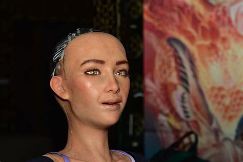Dünyada vatandaşlığa kabul edilen ilk robot Sophia Antalya da tanıtıldı