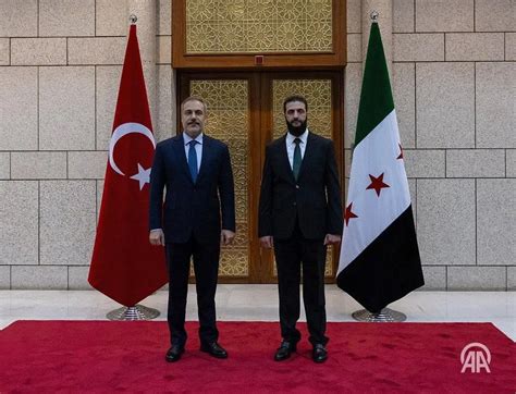 جولانی بعد از کت و شلوار، کراوات هم زد ‌ عکس