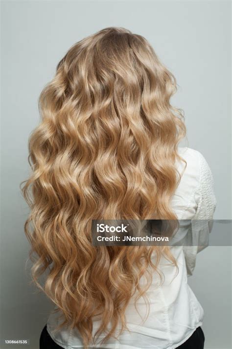 금발 곱슬 머리 긴 건강한 물결 모양의 헤어 스타일을 가진 여자 머리 웨이브 머리에 대한 스톡 사진 및 기타 이미지 웨이브 머리 금발 머리 긴 머리 Istock