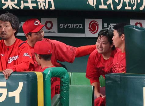 ＜神・広＞6回を3失点で投げ切った床田（右）を労う新井監督（撮影・北條 貴史） ― スポニチ Sponichi Annex 野球