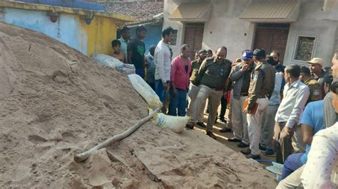 Anuppur News अनूपपुर में मंदिर की दीवार ढही मलबे में दबे दो मासूम