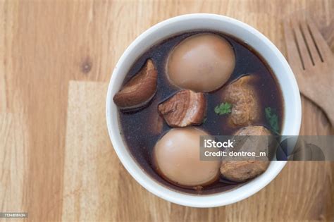 달콤한 국물에 치킨 드럼 스틱 태국 요리 삶은 계란 카이 파로 라는 태국어 0명에 대한 스톡 사진 및 기타 이미지 0명