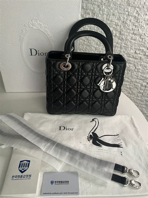 정품 디올 레이디백 미듐 블랙 램스킨 당근 중고거래