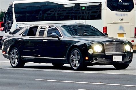 이 차가 한국에 전 세계 5대뿐인 벤틀리 ‘한정판 리무진 국내 포착 네이트뷰