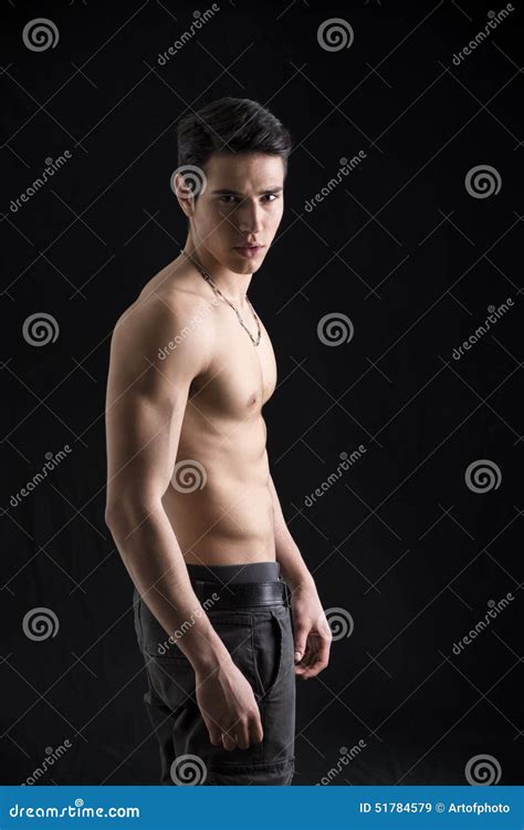 El Perfil Muscular Descamisado Hermoso Del Hombre Joven Imagen De