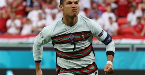 Eleito O Craque Do Jogo Cristiano Ronaldo Celebra Vitória E Gols Mas