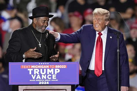 Donald Trump Invites Boxing Legend Thomas Hearns On Stage During