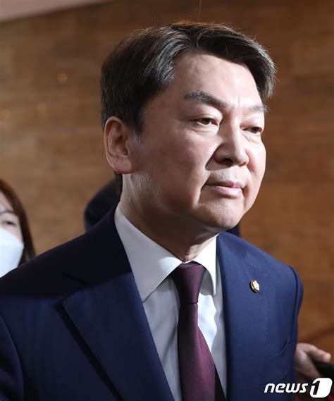 굳은 표정의 안철수 의원 네이트 뉴스