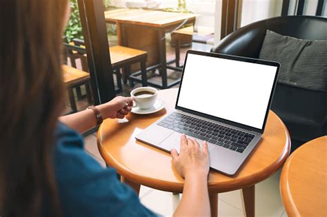 커피를 마시는 동안 빈 흰색 바탕 화면 화면으로 노트북 터치 패드를 사용하고 만지는 여성 개념에 대한 스톡 사진 및 기타 이미지 개념 개념과 주제 공란 Istock