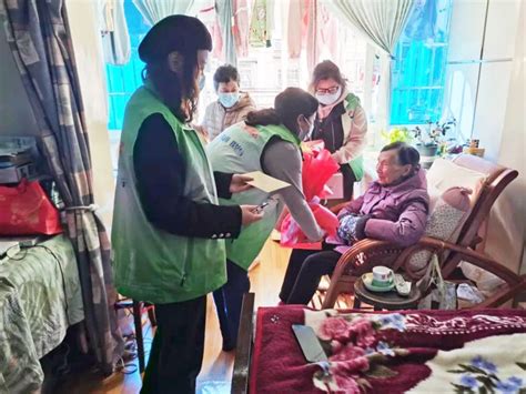 为百岁老人祝福添寿宝山这里积极营造孝老敬亲的良好风尚