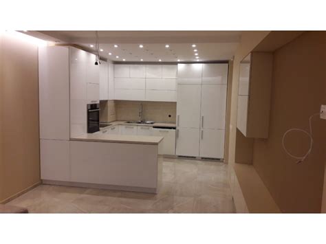 Кухня с барплот и МДФ бял гланц Роси