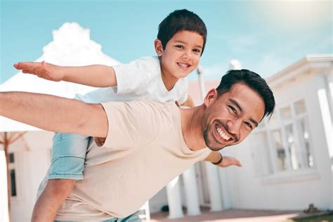 Avión Feliz Y Retrato De Un Padre Con Su Hijo En El Jardín Al Aire