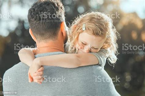 그의 어린 딸과 함께 야외에서 시간을 보내는 아버지의 샷 2명에 대한 스톡 사진 및 기타 이미지 2명 45 49세 8 9
