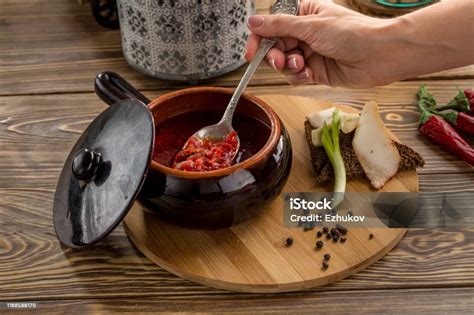 나무 테이블에 점토 냄비에 전통적인 우크라이나어 보르슈트 수프의 숟가락을 들고 여성 손 감자 요리에 대한 스톡 사진 및 기타 이미지 감자 요리 건강한 식생활 고기