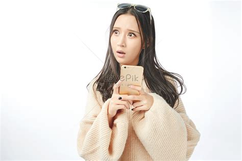핸드폰 사용 젊은 여자 표현 사진 무료 다운로드 Lovepik