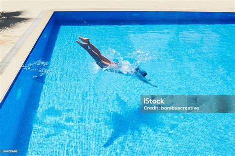 Remaja Putri Berenang Di Kolam Renang Foto Stok Unduh Gambar Sekarang