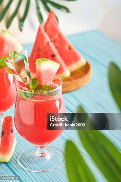 민트와 얼음이 있는 수박 칵테일 푸른 나무 테이블에 안경에 여름 상쾌한 음료 건강한 여름 식사의 개념 0명에 대한 스톡 사진 및 기타 이미지 Istock
