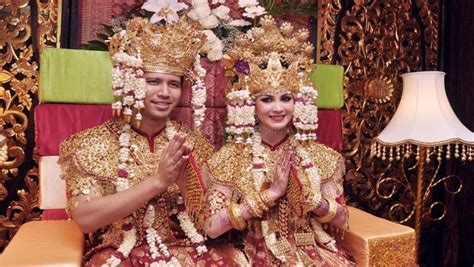 6 Artis Menikah Dengan Adat Sumatera Dari Batak Hingga Minang