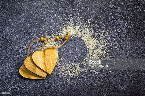 어두운 파란색 시멘트 질감 배경 텍스트에 대 한 3 개의 나무 마음과 복사 공간에 긴 백색 인도 쌀의 라운드 프레임 개념에 대한 스톡 사진 및 기타 이미지 Istock