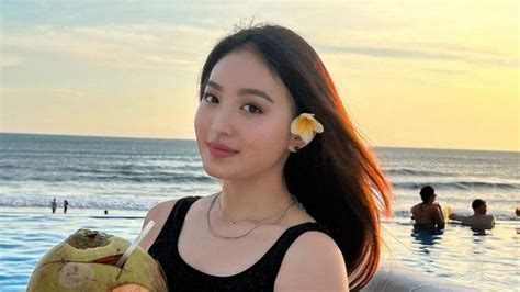 Intip Penampilan Seksi Natasha Wilona Pakai Kemeja Transparan Warganet