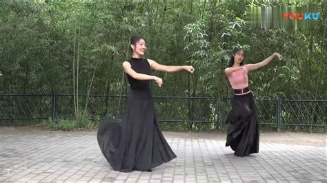 《月光下的凤尾竹》薛丰老师编舞，紫竹院郭晓红（黑衣）正面演示，很精彩！ Youtube