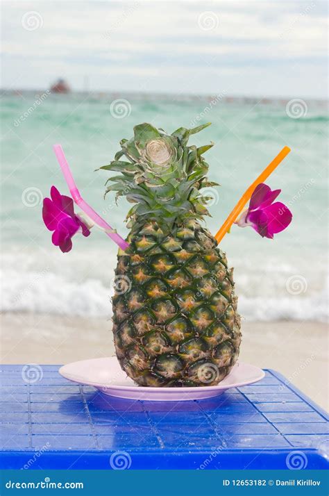 Bebida Do Cocktail Do Abacaxi Foto De Stock Imagem De Palha Bebida