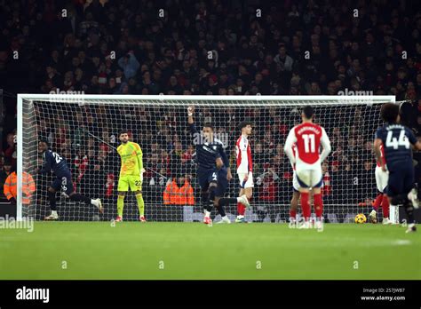 London Uk 18th Jan 2025 David Raya A And Arsenal Dejection After