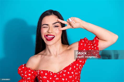 생생한 파란색 배경에 장난기 넘치는 평화 기호 제스처를 만드는 빨간 상의를 입은 활기찬 젊은 여성의 초상화 35 39세에 대한 스톡 사진 및 기타 이미지 Istock