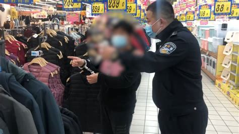 盗窃服装后从超市入口逃跑，女子多次下手涉案上千元七环视频澎湃新闻 The Paper