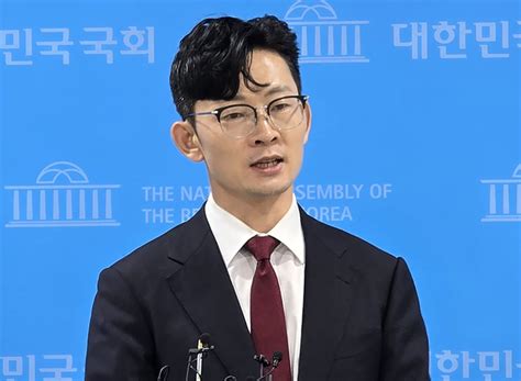 임종석 전 실장 탈북민·이산가족 가슴에 대못 박아”