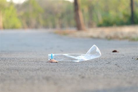 녹색 공원과 녹색 자연 배경의 거리 1 층에 버려지는 식수 플라스틱 병 감정에 대한 스톡 사진 및 기타 이미지 감정 거리 그림자 Istock
