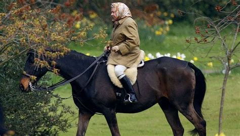 USCITA A CAVALLO PER LA REGINA ELISABETTA II MVC Magazine