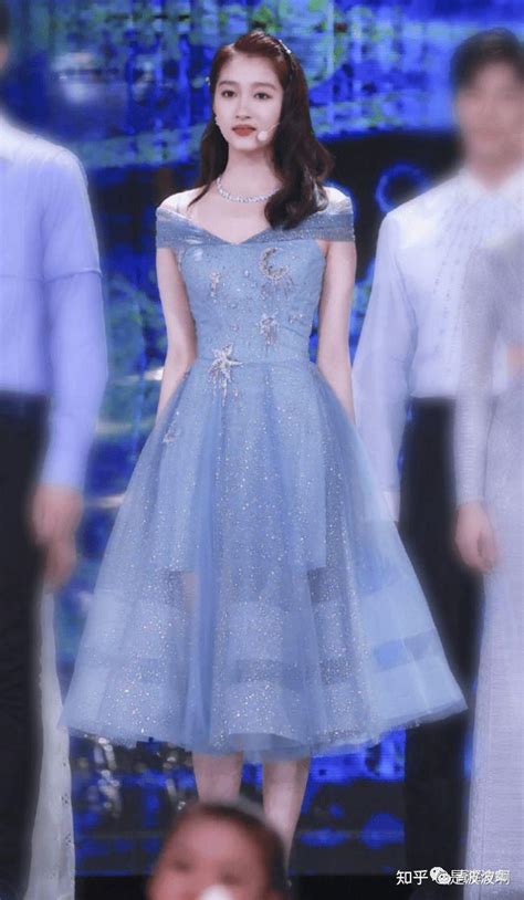 关晓彤半透明浅色纱裙引发热议，灯光开启的那一刻，现场太尴尬了 知乎
