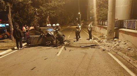 Otomobil aydınlatma direğine çarptı 4 yaralı