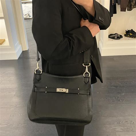 Bgzt Collection By 번개장터 완벽한 가방은 바로 이것 루이비통 클래식하면서도 세련된 디자인 어떤 룩에도 완벽하게 어울리는 타임리스 아이콘 어디에서든