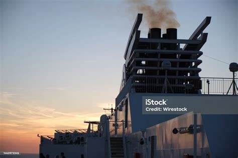 아름다운 일몰 동안 바다를 가로 질러 항해하는 배의 경치 좋은 전망 0명에 대한 스톡 사진 및 기타 이미지 0명 경관 관광 Istock